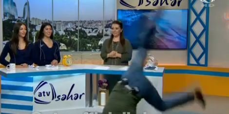 ATV-nin efirində bu da oldu: Aparıcı canlı yayımda ayaqları göydə ...