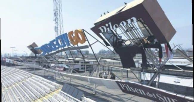 Çilidə stadionun damı uçub: 14 nəfər xəsarət alıb